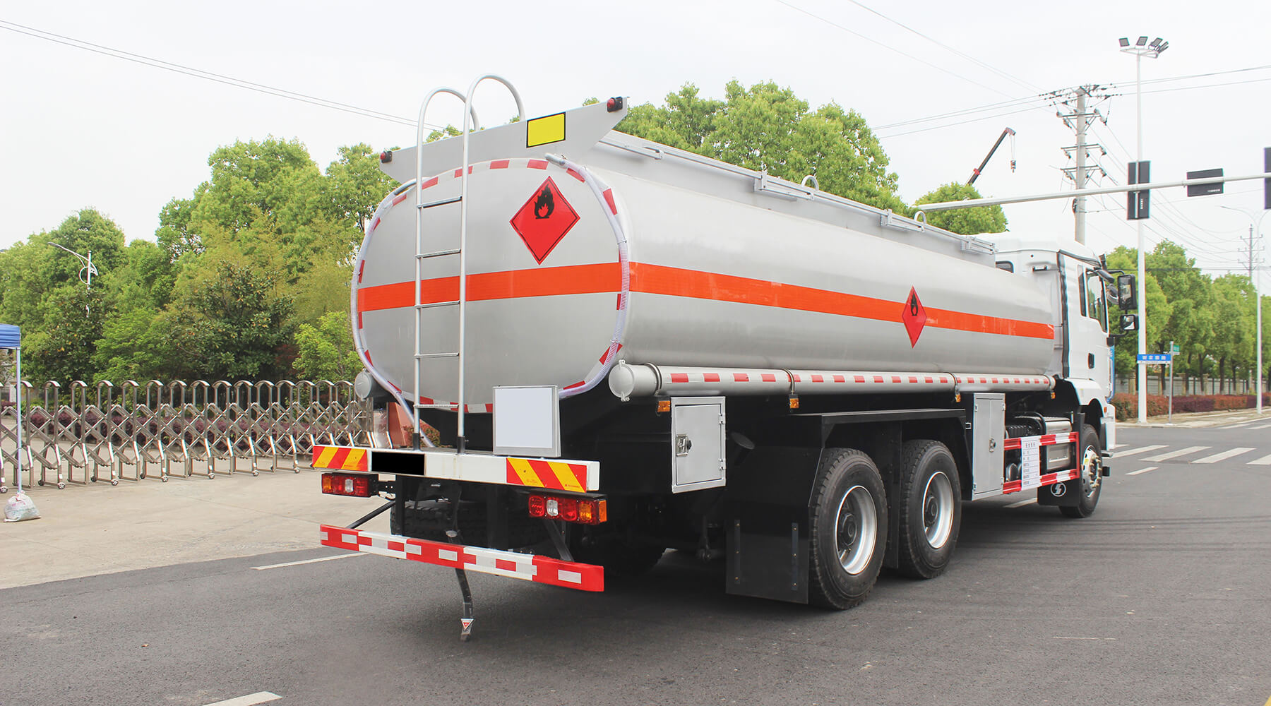 Shacman Chemical Liquid Crude Tanker Truck 18 CBM - Keeyak Specialty ...